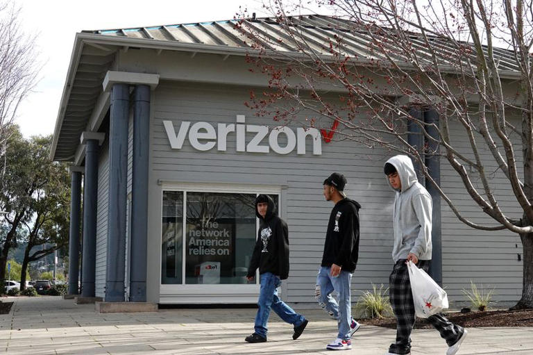 Huge Verizon outage mapped with phones down in SOS mode in 11 major cities