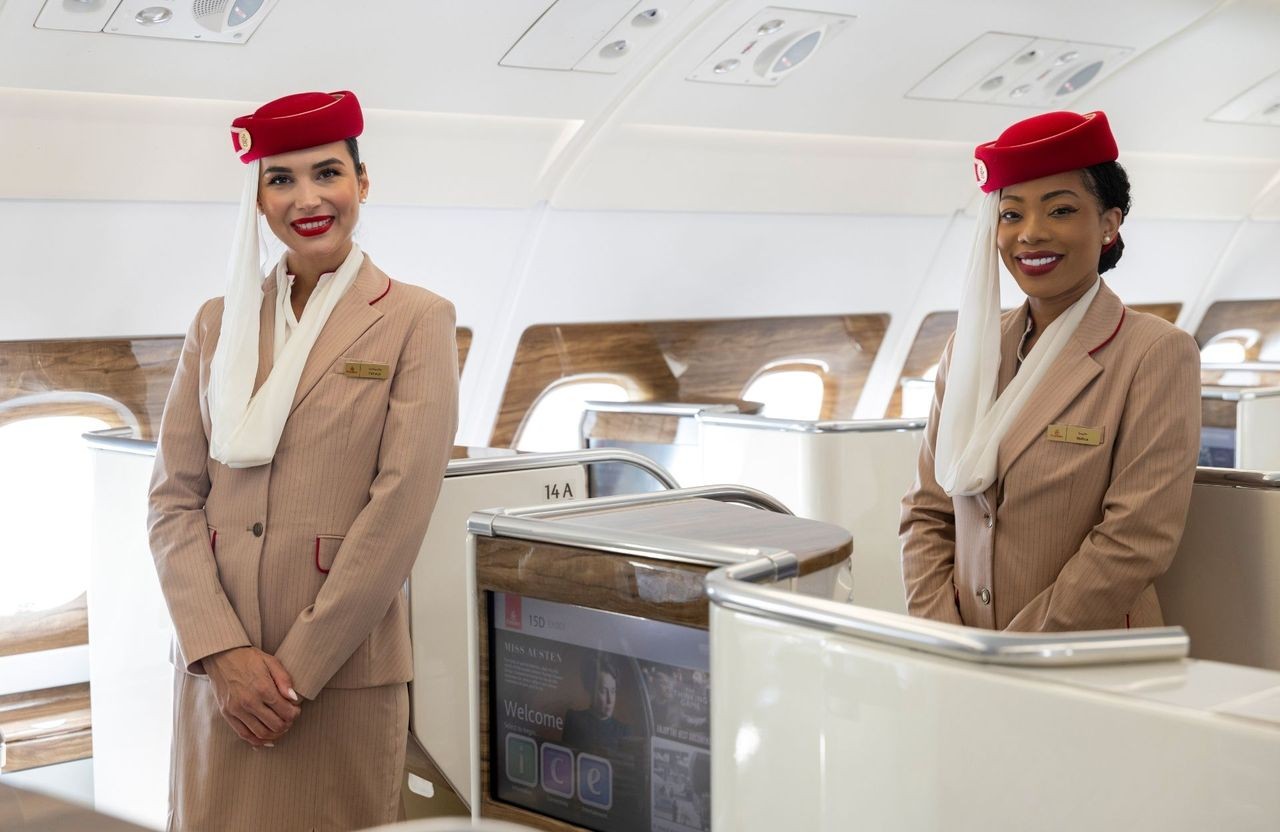 Qu’est-ce que la trend du Cabin Crew make-up sur TikTok ? L’ultime gage ...