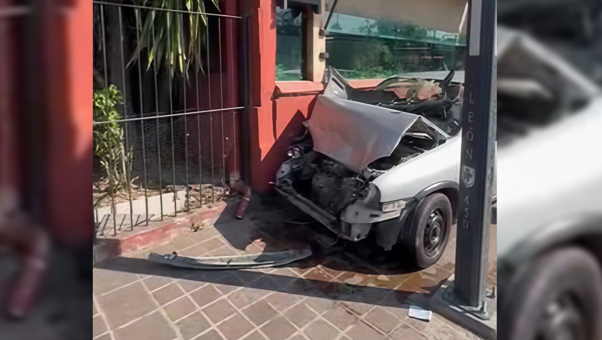 Conductor se impacta contra El Rincón Gaucho en La Martinica