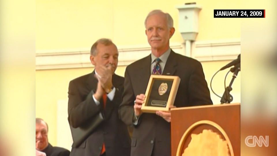 ‘Miracle on the Hudson’ pilot hailed a hero (2009)