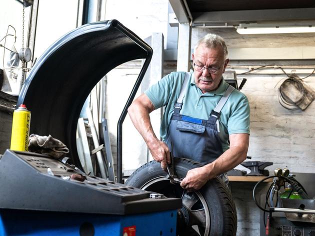 Pension und Rente im Vergleich: So viel Geld gibt es für ein Jahr Arbeit