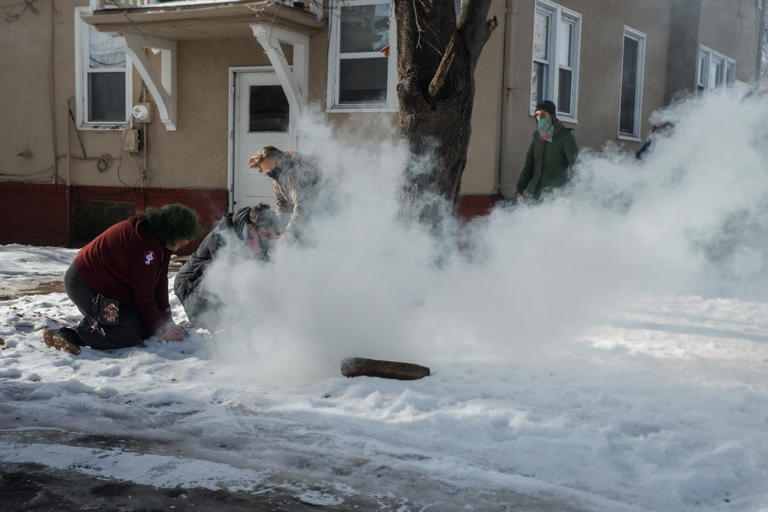 Agentes de ICE lanzan gases lacrimógenos contra manifestantes en Minnesota