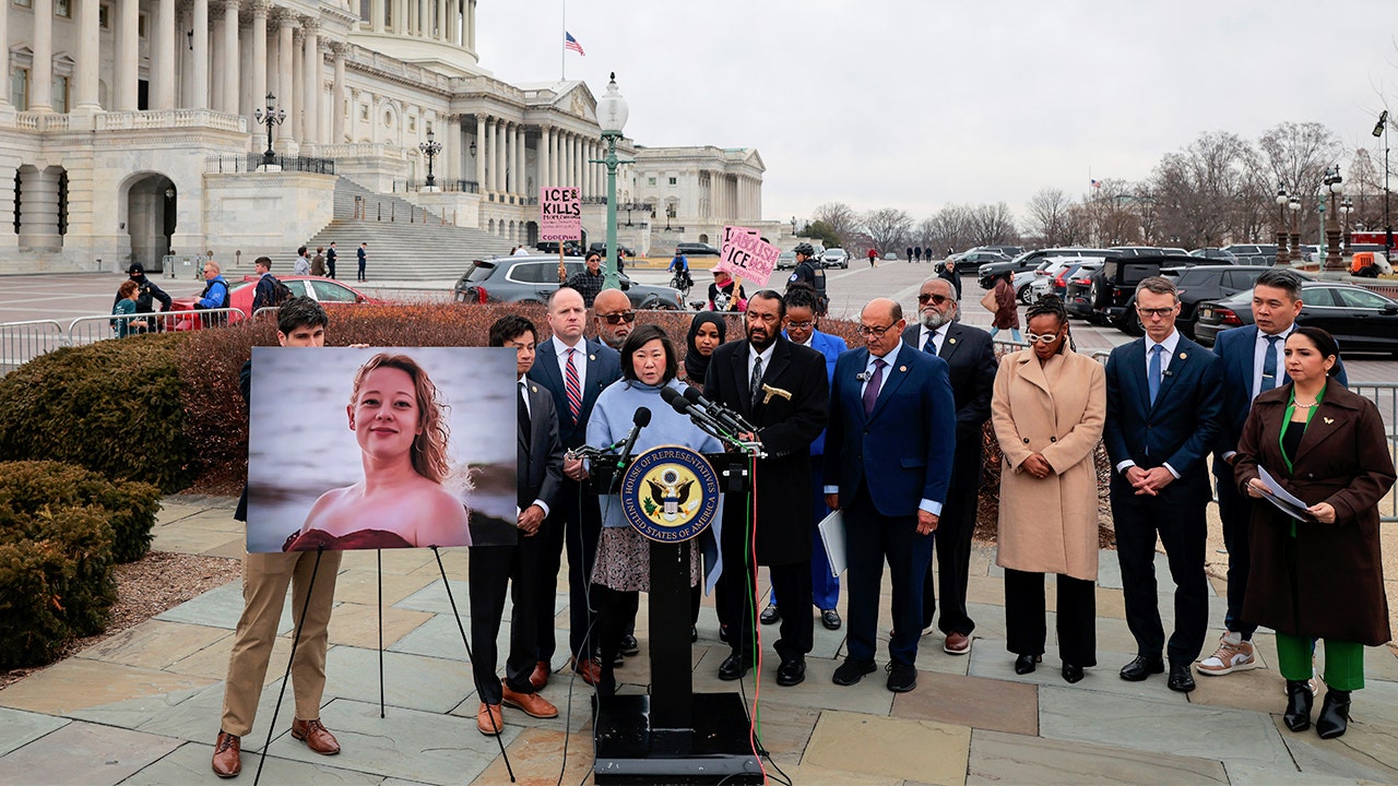 Angry mob caught on camera hurling profanity, demands federal agents ...