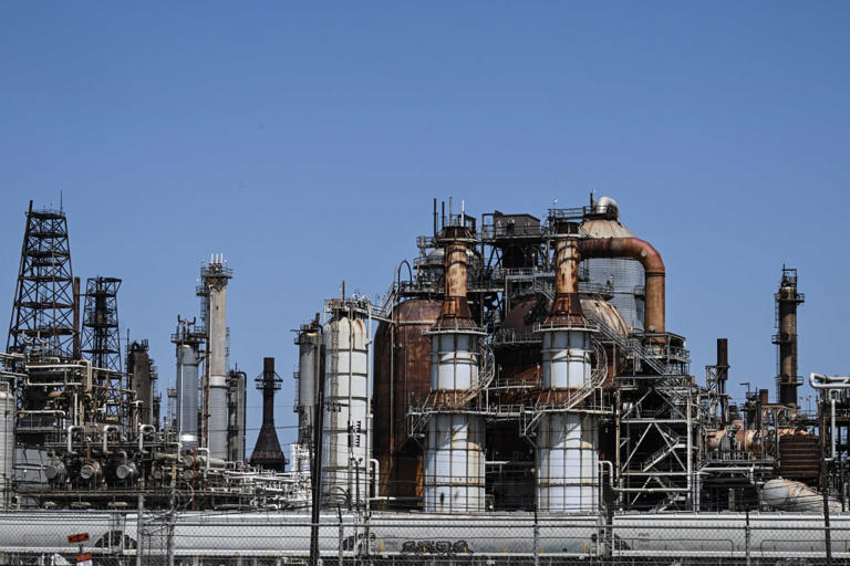 This chemicals company pays a nearly 11% dividend yield. Investors are ...