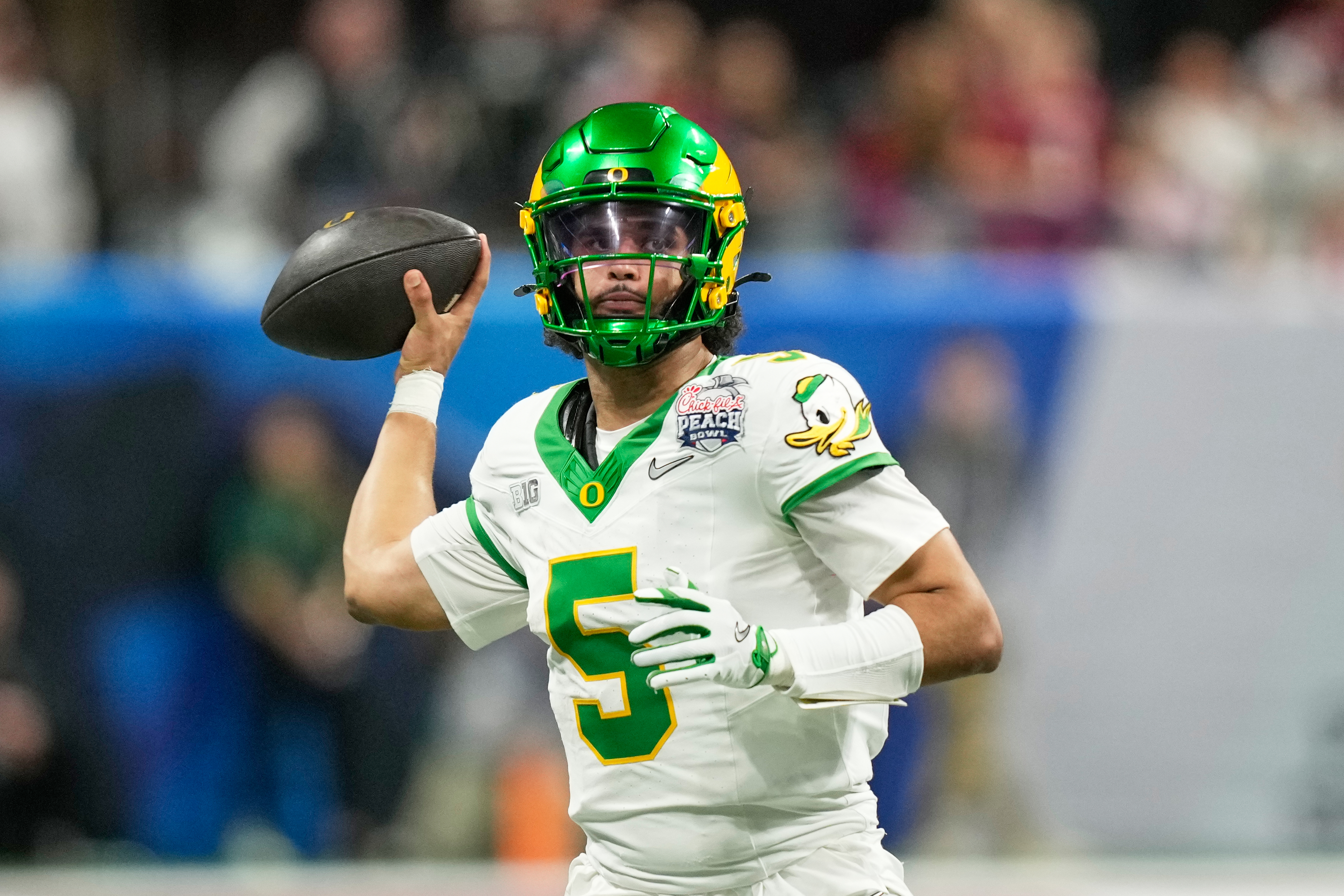 Oregon QB Dante Moore says he'll return to the Ducks rather than ...