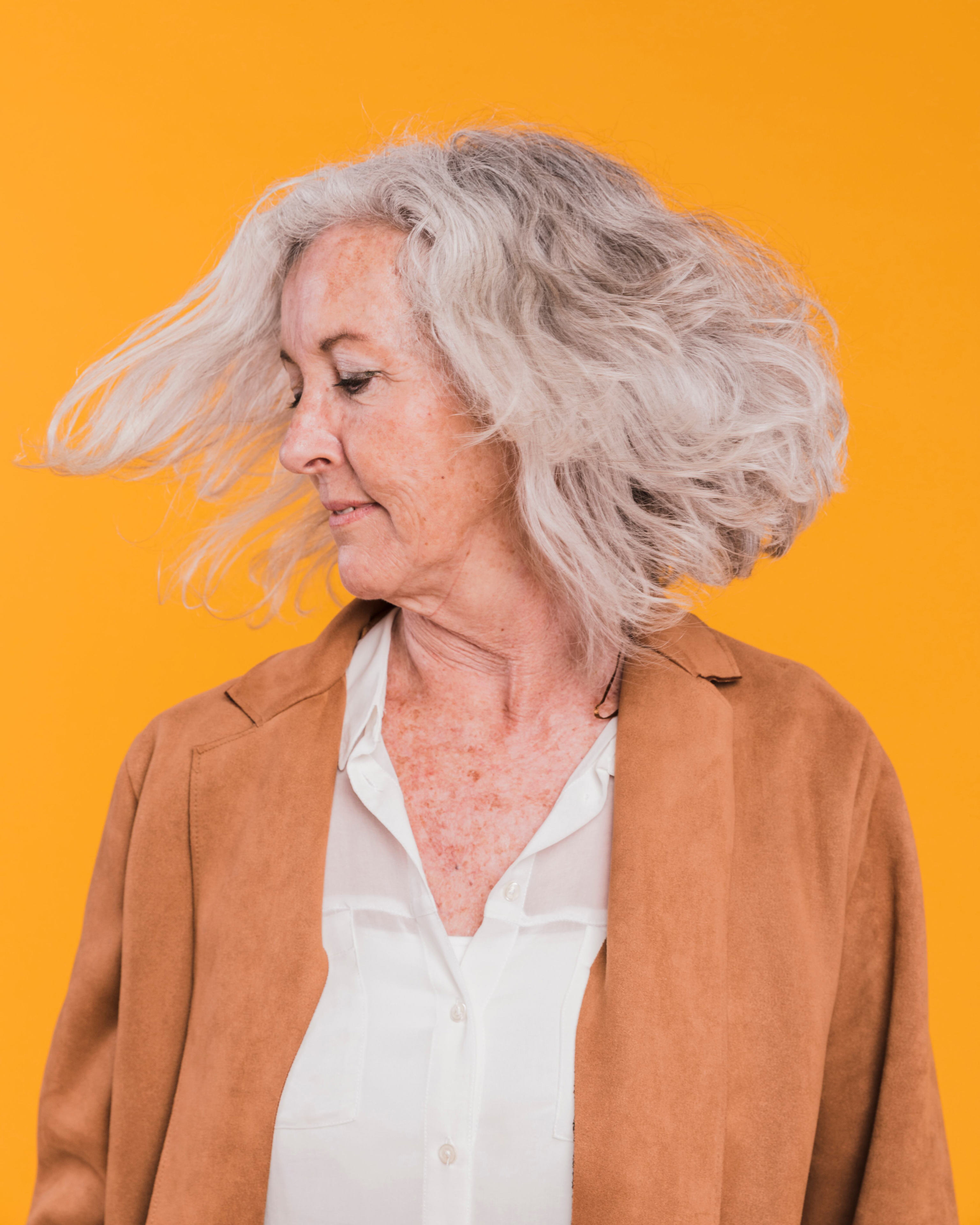 Cómo llevar el cabello con canas viéndote joven y sin demasiado esfuerzo