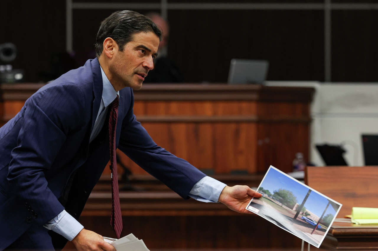 Former Robb Elementary aide says school officer did not immediately go ...