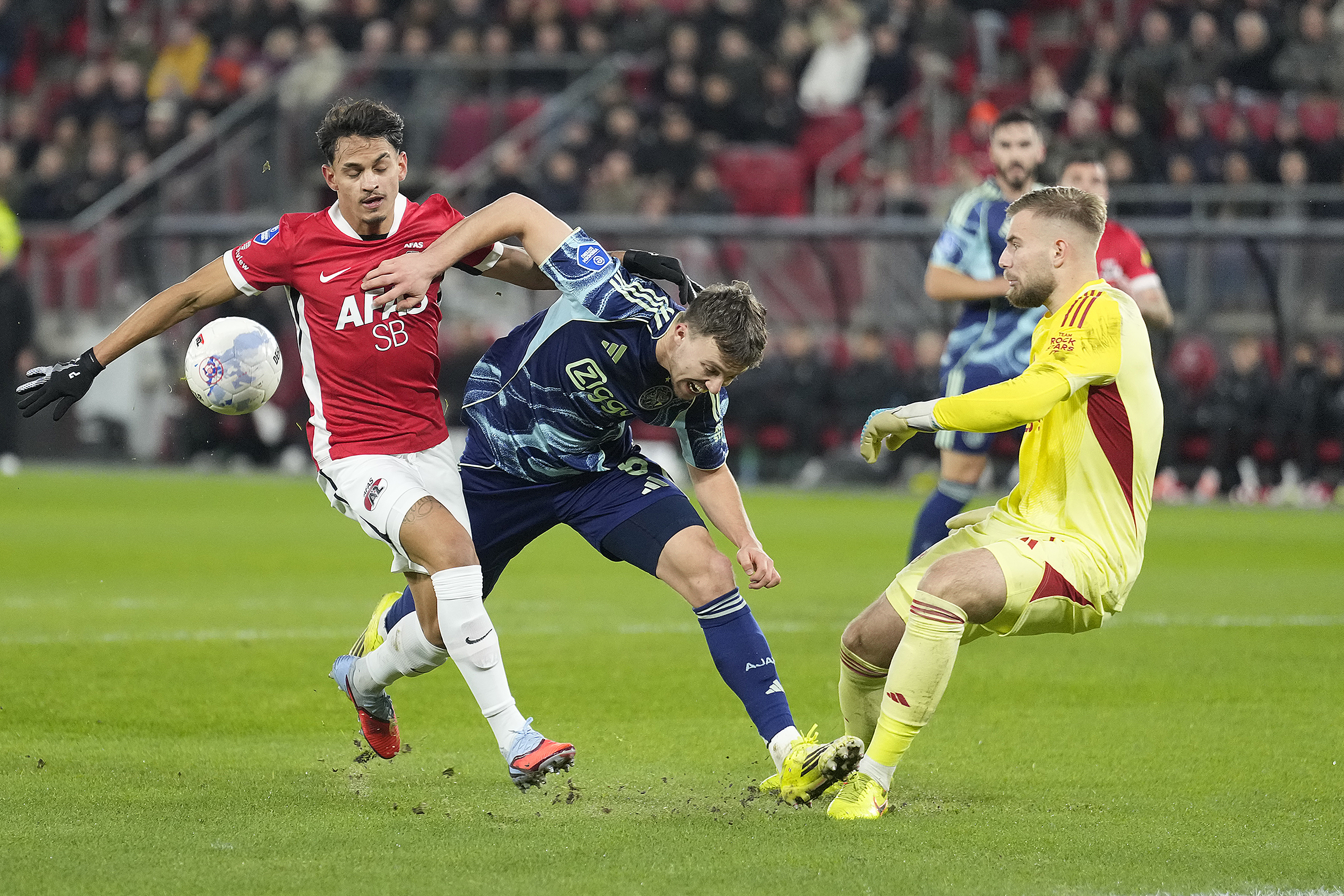 Regeer wil meegereisde Ajax-fans vergoeden na historische nederlaag in ...