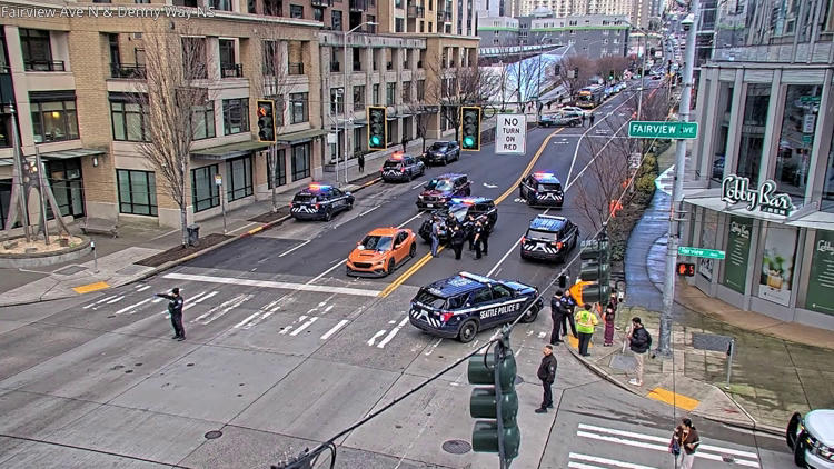 2 people being treated for gunshot wounds after shooting on I-5