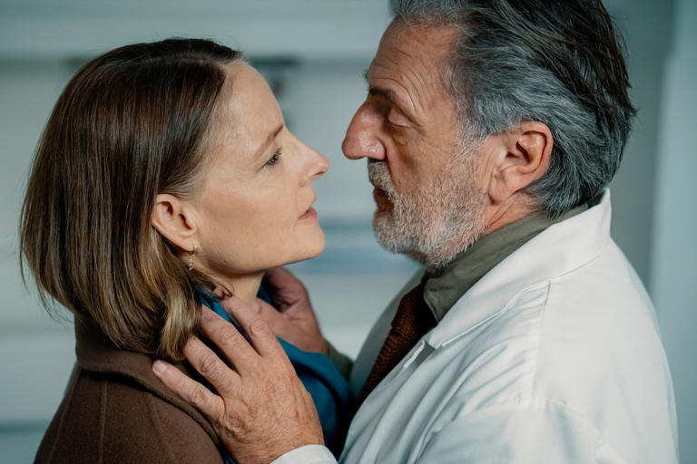Movie review: Jodie Foster shines as a psychoanalyst on the edge in 'A ...