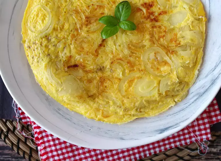 Frittata aux oignons, l'omelette parfaite pour un repas express