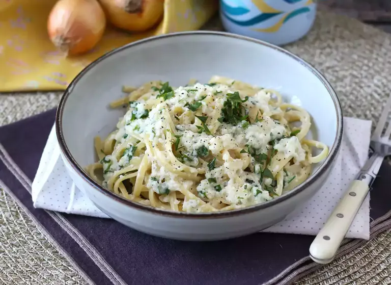 Pasta con crema de cebolla, una receta fácil y económica