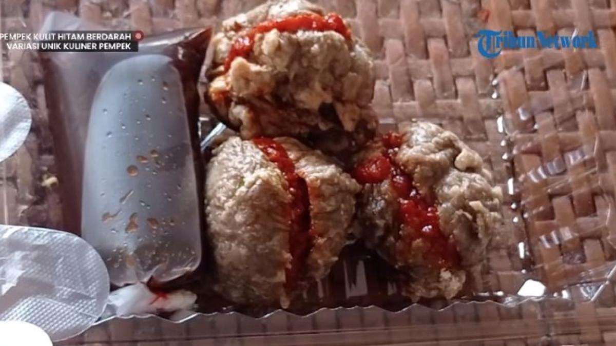 Itinerary kulineran pempek hitam berdarah khas Palembang, cocok buat ngemil