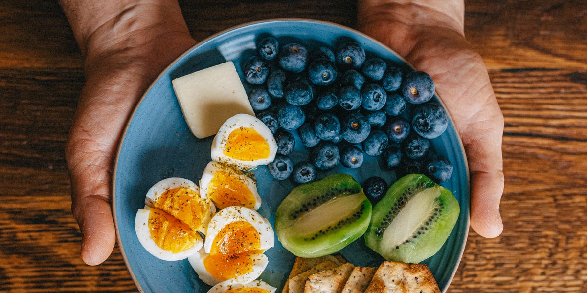 Should you eat breakfast before you run—or is fasting better for ...