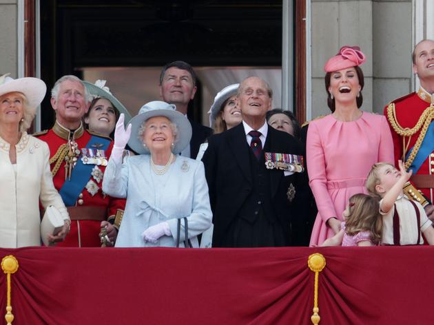 Letztes Geheimnis gelüftet: Was die Queen auf dem Palast-Balkon ...
