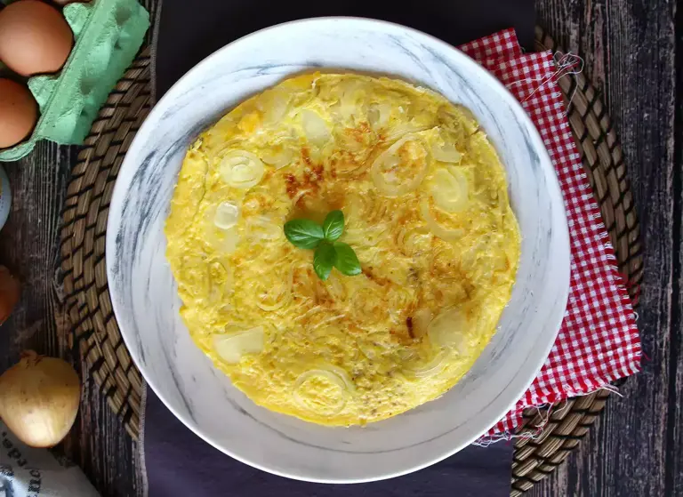Frittata aux oignons, l'omelette parfaite pour un repas express