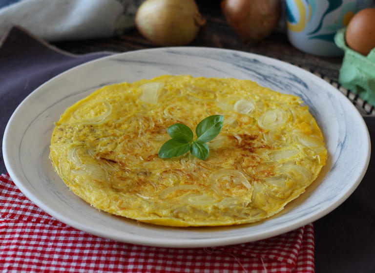 Frittata aux oignons, l'omelette parfaite pour un repas express!