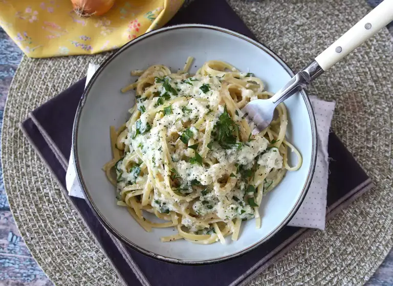 Pasta con crema de cebolla, una receta fácil y económica