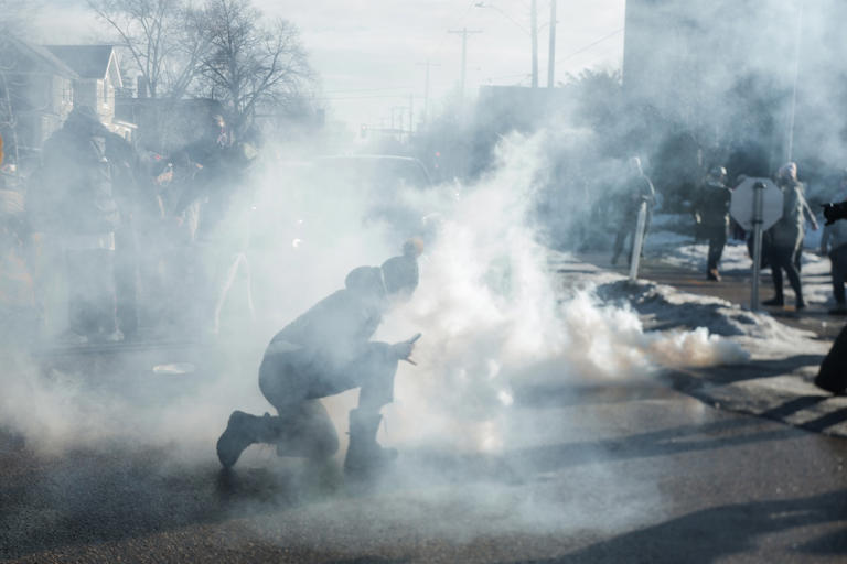 Agentes de ICE lanzan gases lacrimógenos contra manifestantes en Minnesota