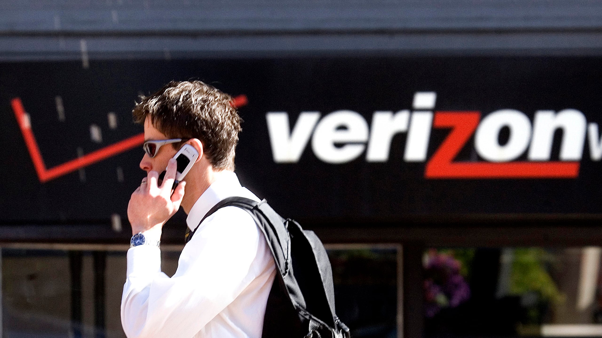 Major service outage spawns cell crisis for thousands across the US