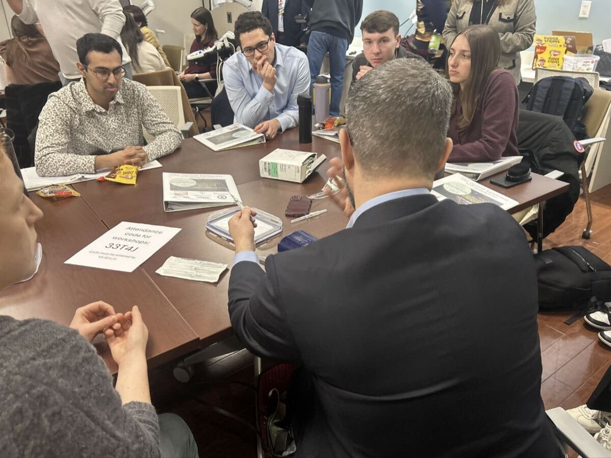 Hofstra med students train in opioid-alternative pain treatment