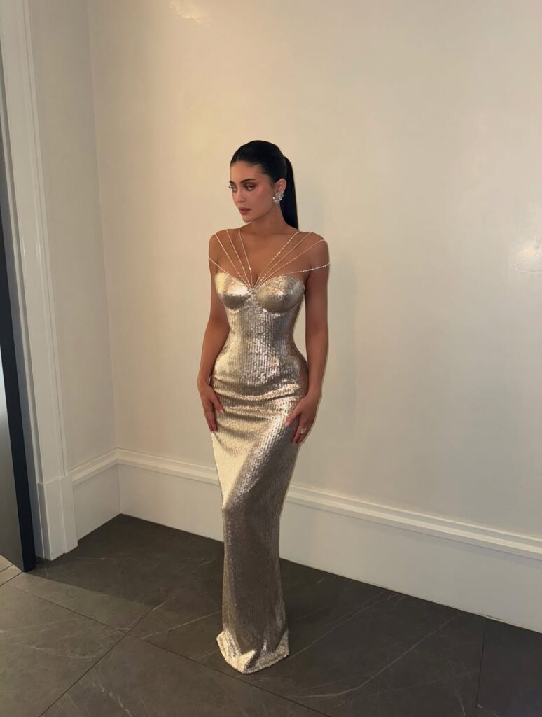 Kylie Jenner wore Ashi Studio couture to the 2026 Golden Globe Awards