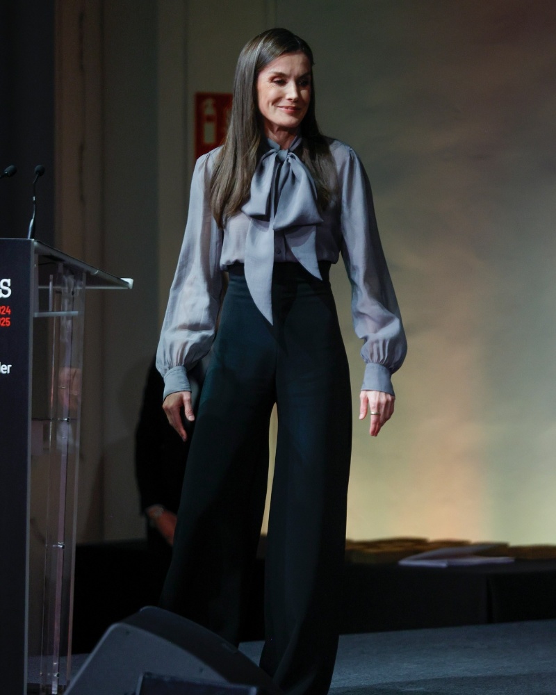 Queen Letizia defines a new standard: The gray bow blouse is the must ...