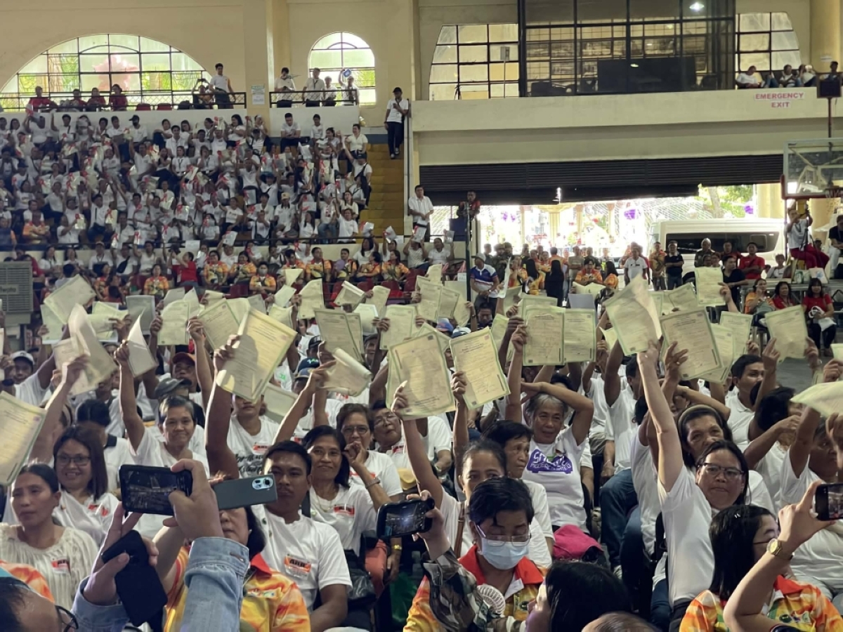 5,837 Western Visayas farmers receive e-titles