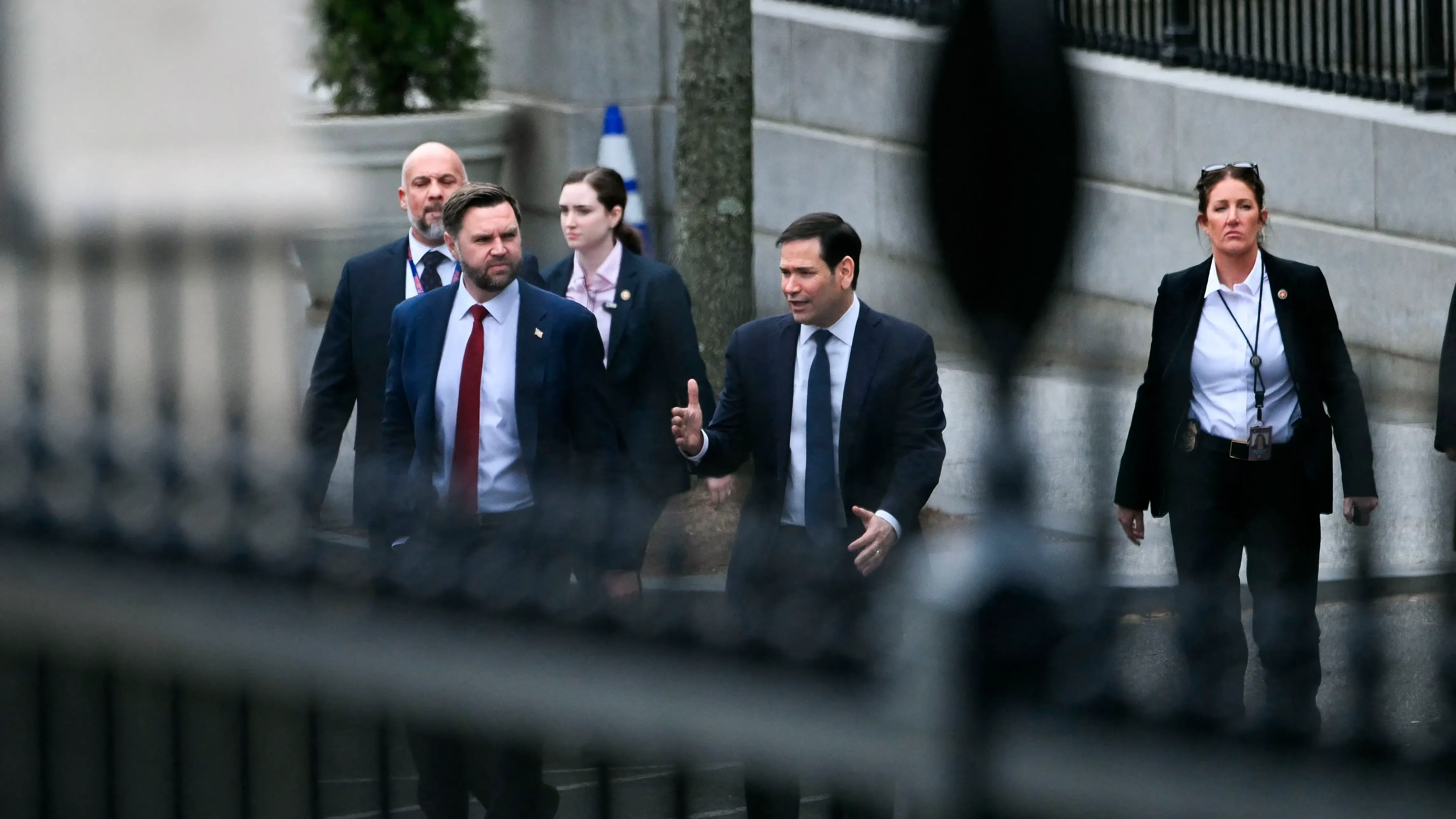 Altafgørende møde: 'Fotografer kommer løbende ned ad gaden'