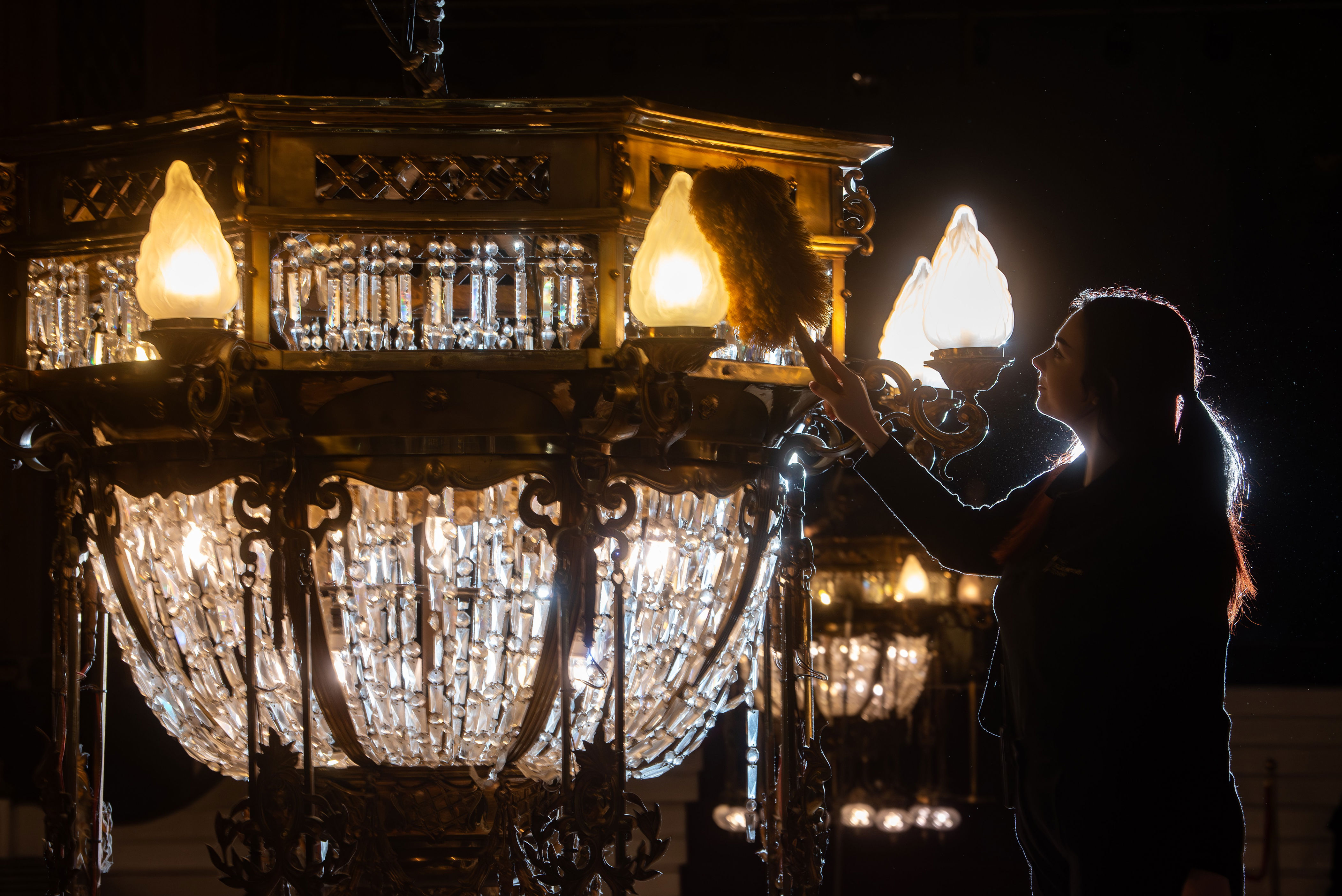7 photos show Edwardian chandeliers lowered for annual clean at ...
