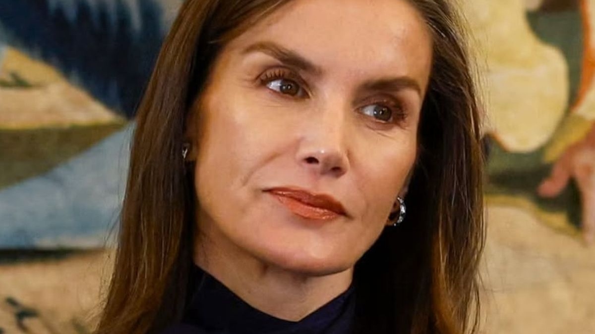 Queen Letizia defines a new standard: The gray bow blouse is the must ...