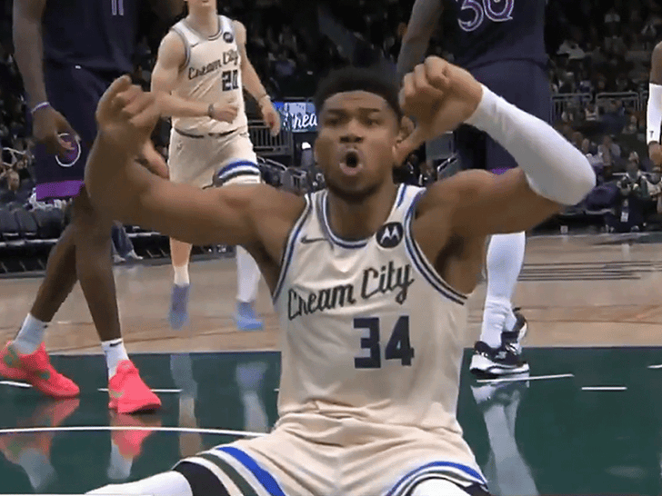 Giannis Antetokounmpo boos back at Bucks fans during 33-point loss