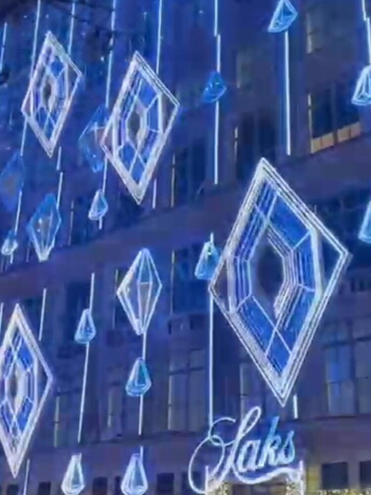 Crolla un’icona di New York: Saks sulla Fifth Avenue a un passo dal ...