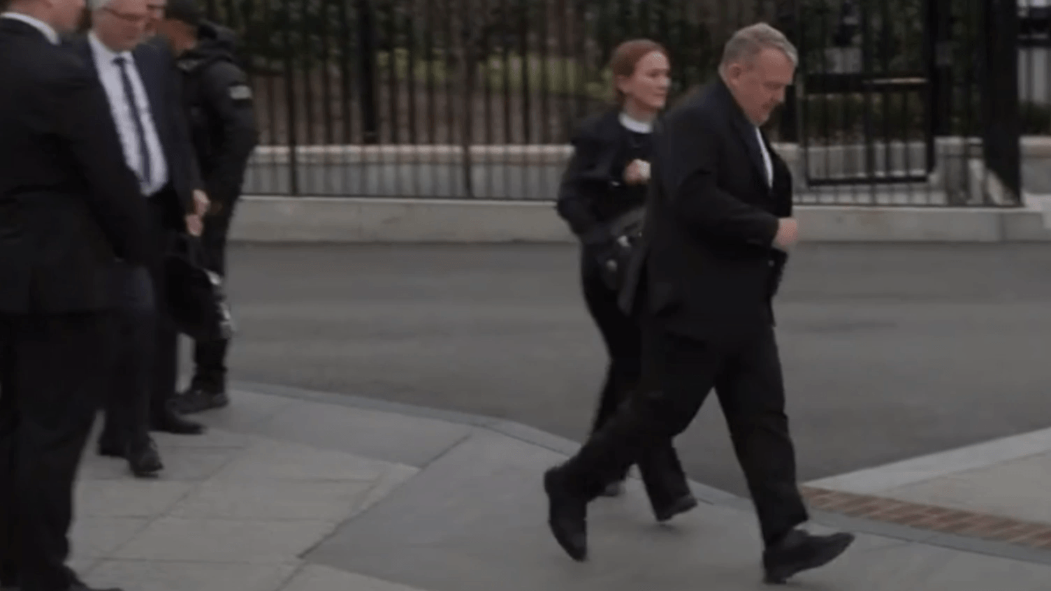 Kuriose Szene: Dänischer Außenminister rennt plötzlich los