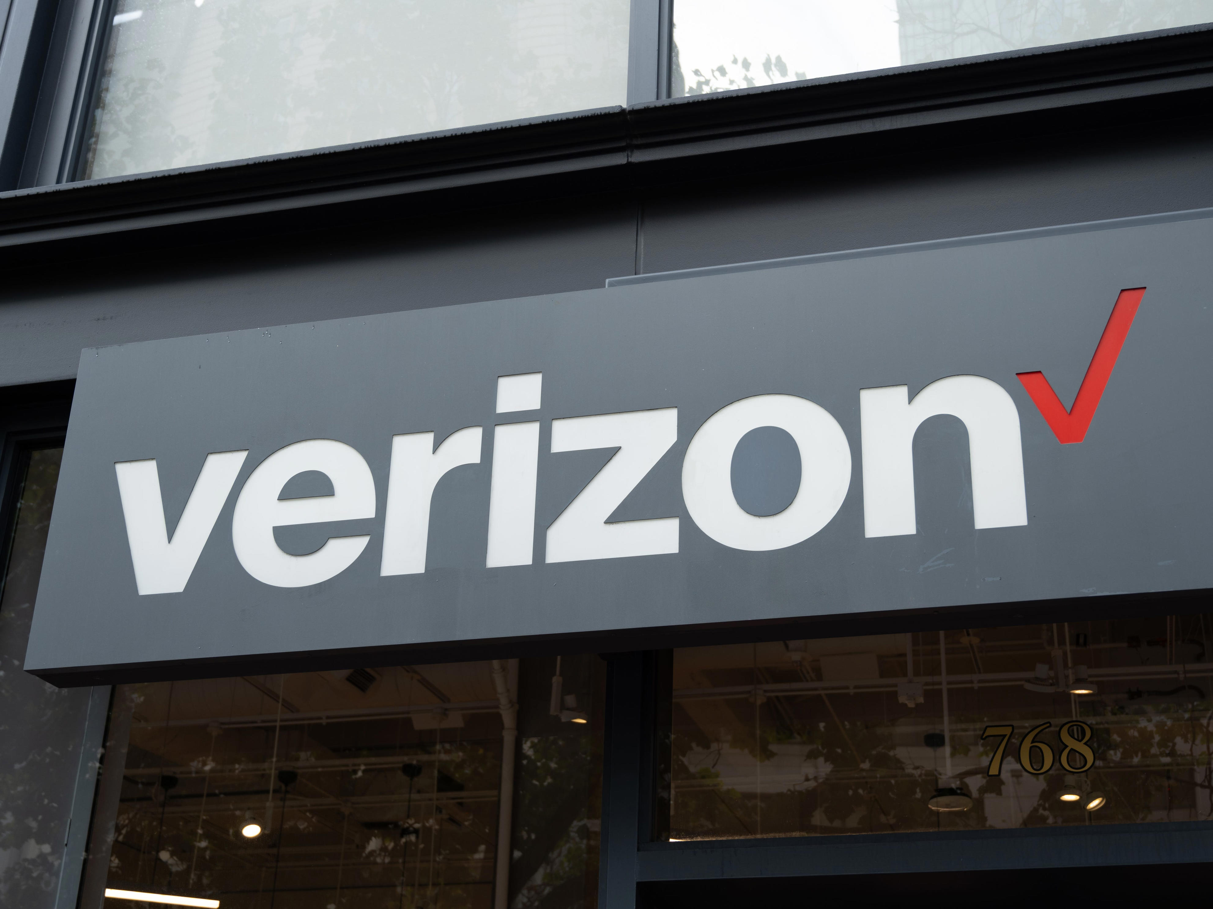 Verizon outage hits users across US