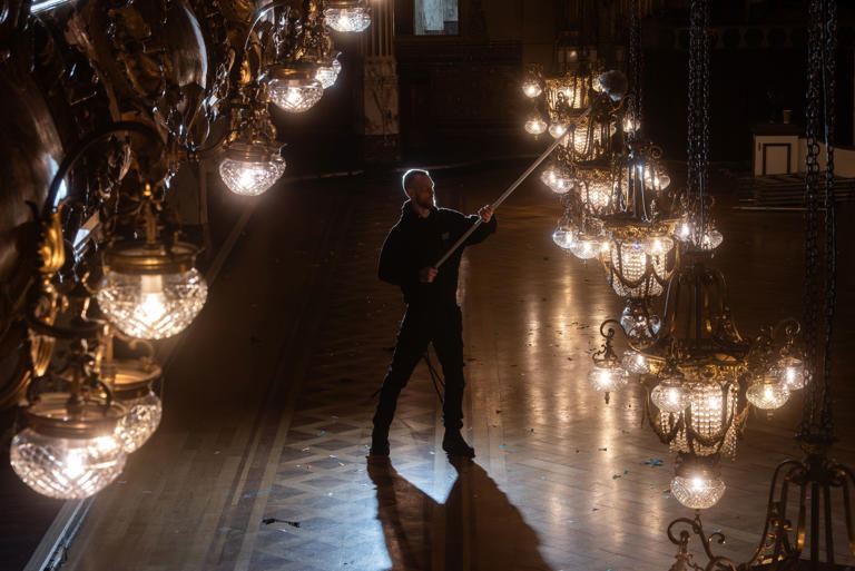 7 photos show Edwardian chandeliers lowered for annual clean at ...