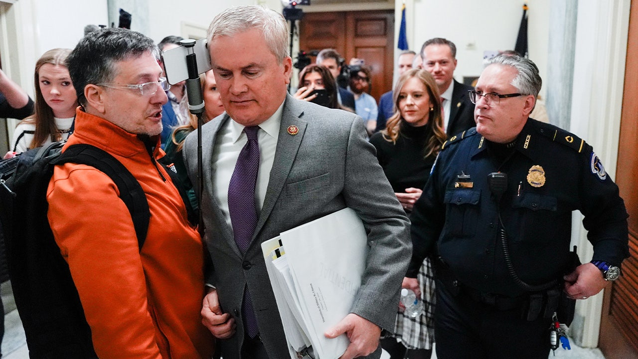 Comer rips 'paid disrupter' as briefing on Clinton contempt push ...