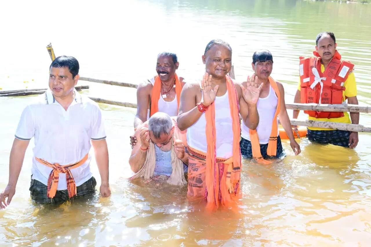 CM, wife take holy dip in Keonjhar on Makar Sankranti