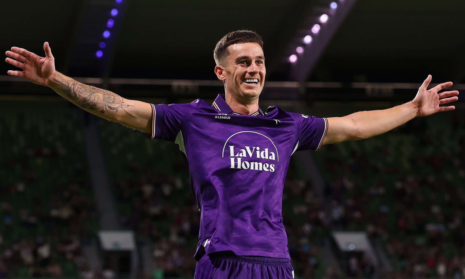 Ex-Premier League star sparks international transfer race with three ...