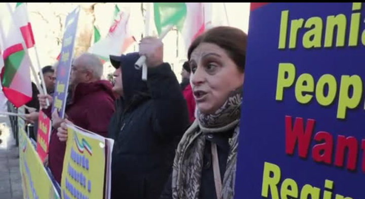 Iran, la manifestazione contro il regime di Teheran a Londra