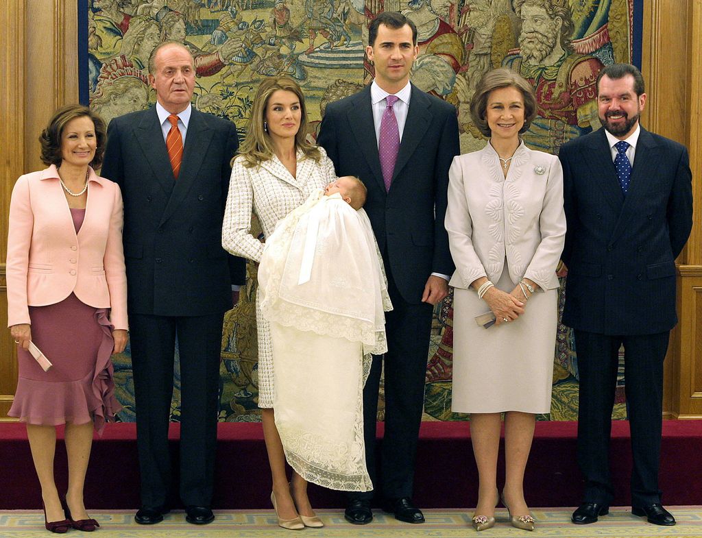 El look de 'tweed' que llevó la reina Letizia en el bautizo de Leonor ...