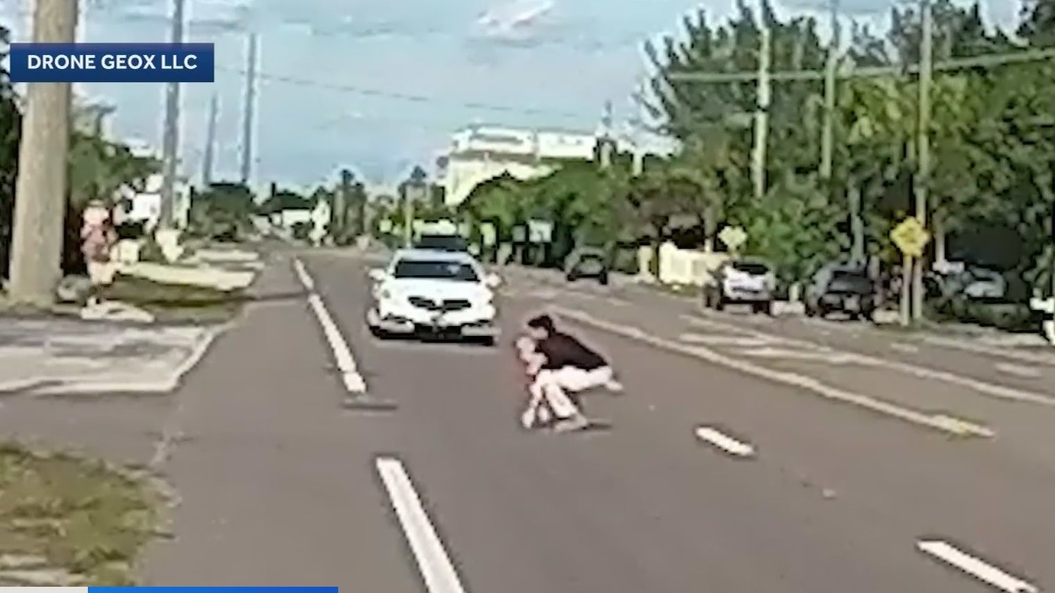 Heart stopping video shows man rescuing 2 children from busy Florida road