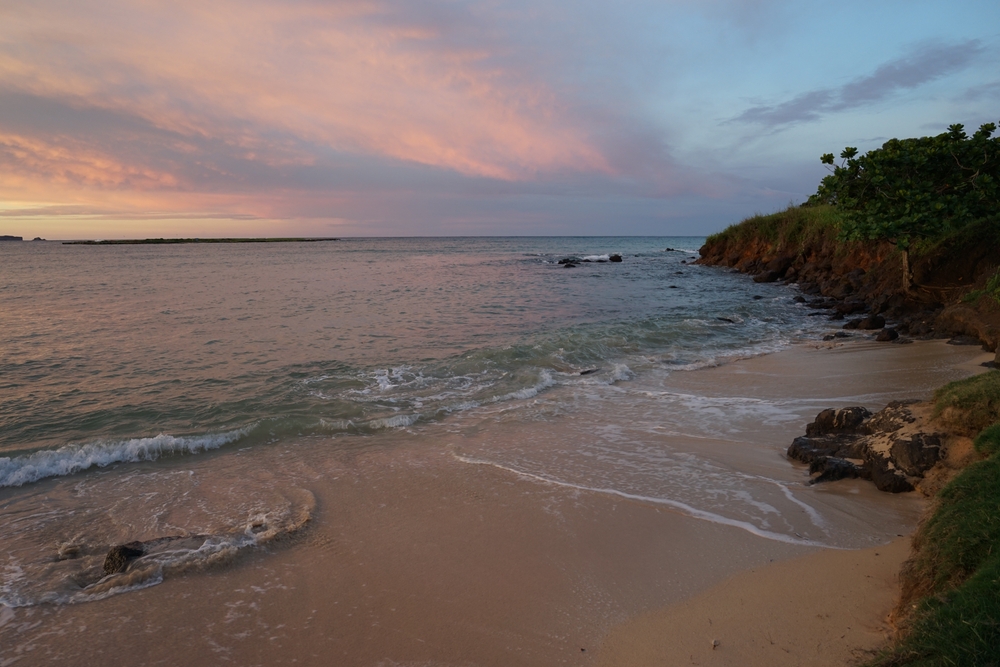 10 Hawaii beach towns with calm water spots for families