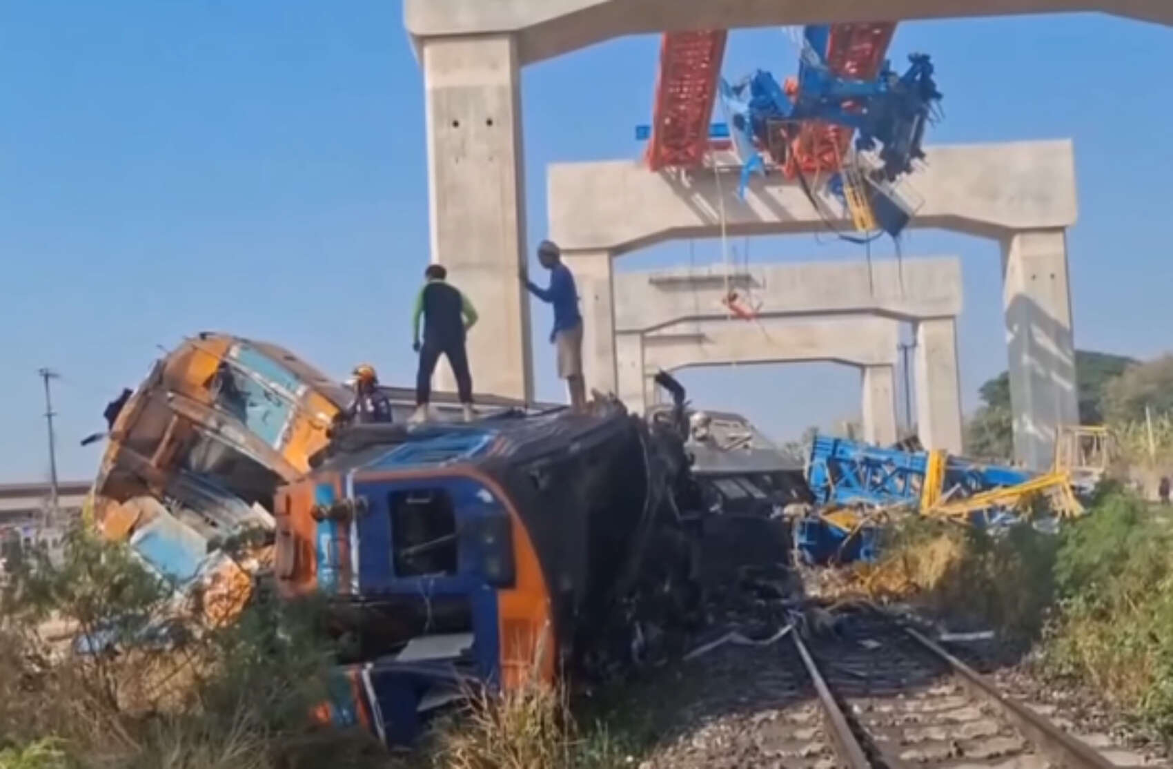 Horror en Tailandia: una grúa cae sobre un tren en marcha y deja ...