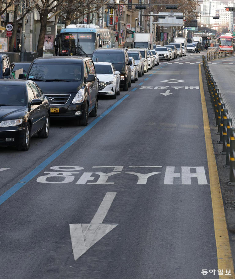 버스에 보조금 年 4575억… 필수 운용인력 유지를