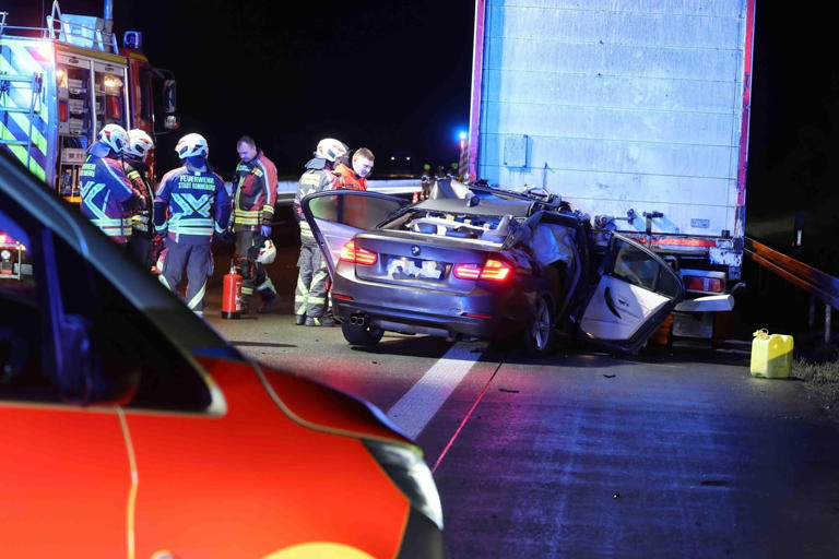 BMW kracht ungebremst in Lkw: Auto verkeilt sich unter Auflieger