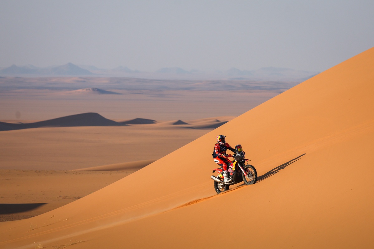 KTM star Daniel Sanders snaps collarbone while leading Dakar, vows to ...