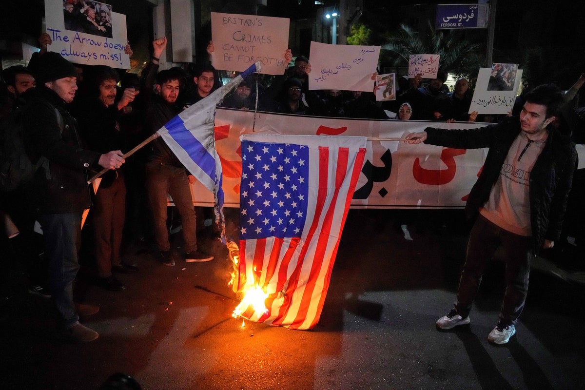 Iran protests: UK closes Tehran embassy as US escalates attack threats
