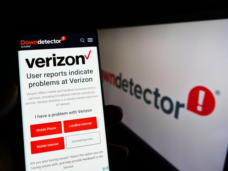 Verizon customers nationwide left unable to text and call after massive ...