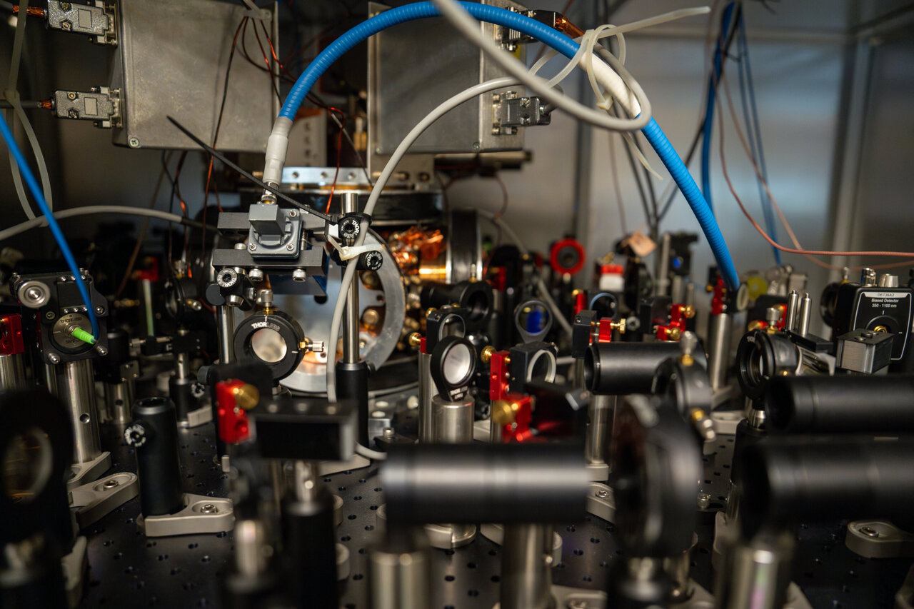 Quantum simulator reveals how vibrations steer energy flow in molecules